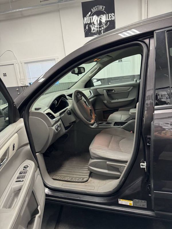 2015 Chevrolet Traverse LS - Austin's Auto Sales